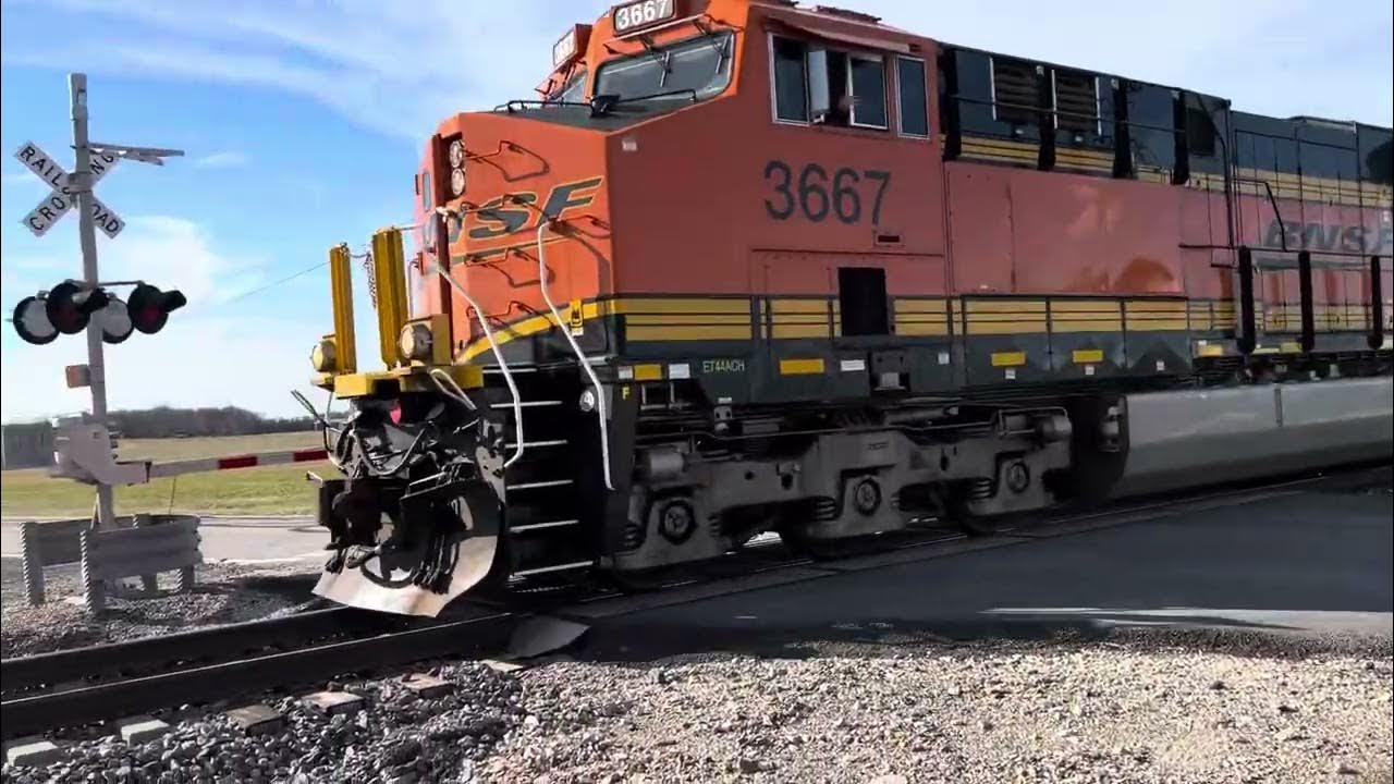 BNSF 3667 Lead’s the C-NAMPAM Southbound Loaded Coal Train at Palmetto Missouri 12-15-2024 - YouTube