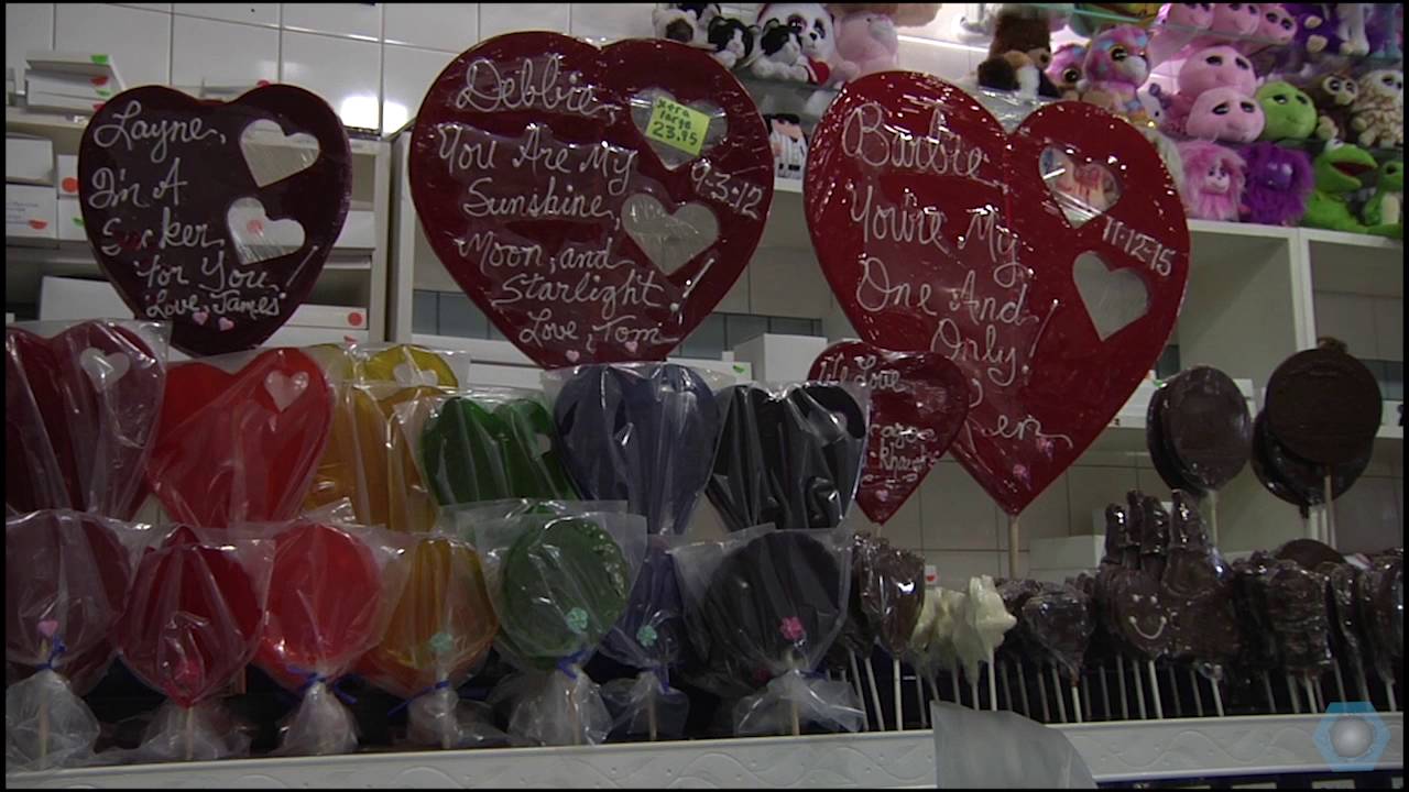 A Look Inside Chicago's Fudge Pot - YouTube