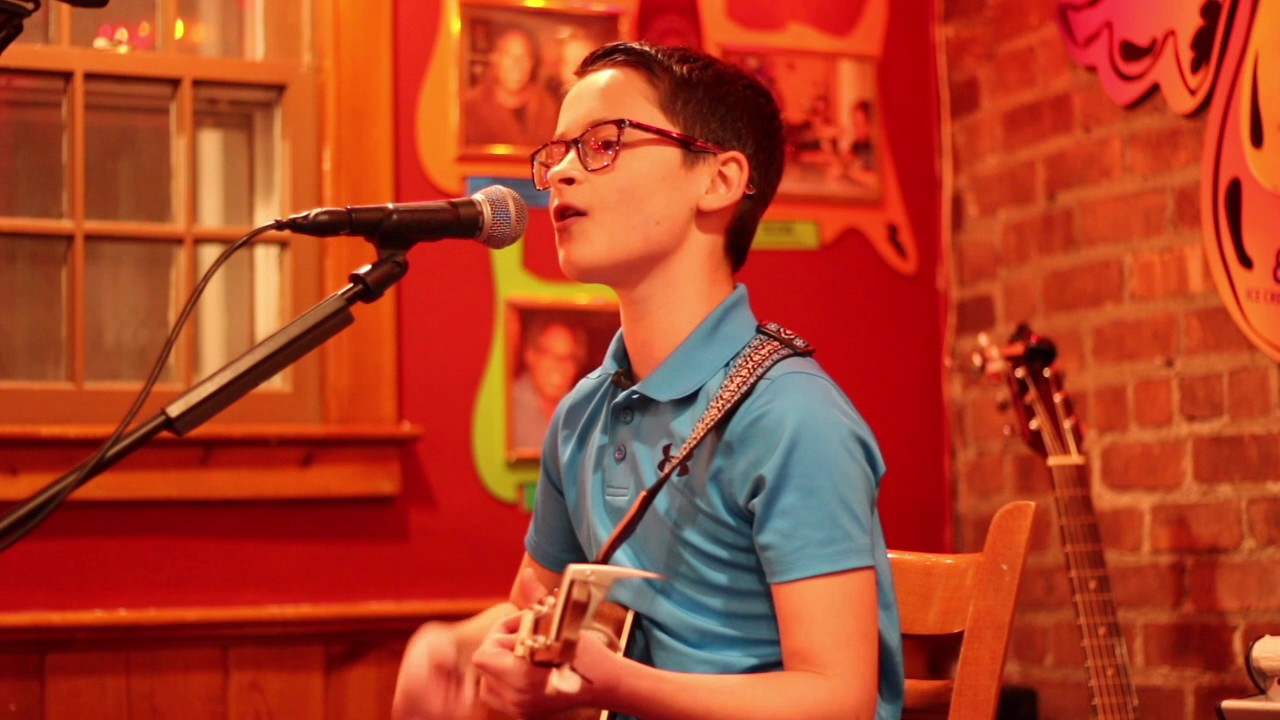 Gabe Martin @ Open Mic Singing Riptide (Vance Joy) & I'm Yours (Jason ...