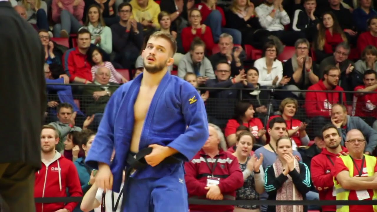 Nice footwork - YouTube