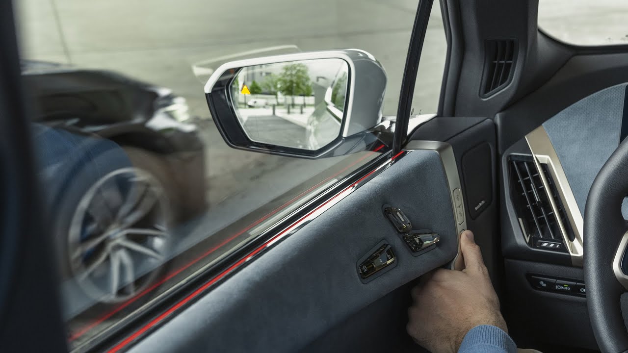 BMW iX: Exit Warning Function with alerts (safety assist system) real ...