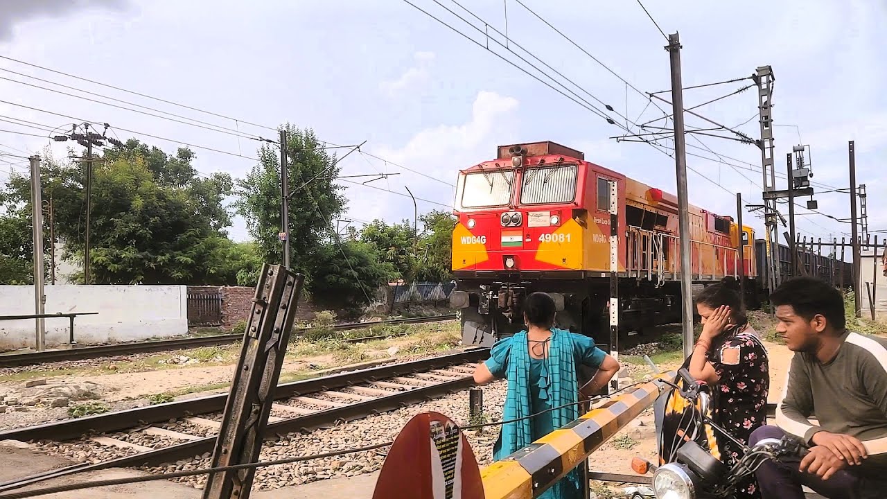 WDG4G A dual-cabin diesel-electric locomotive luggage train - YouTube