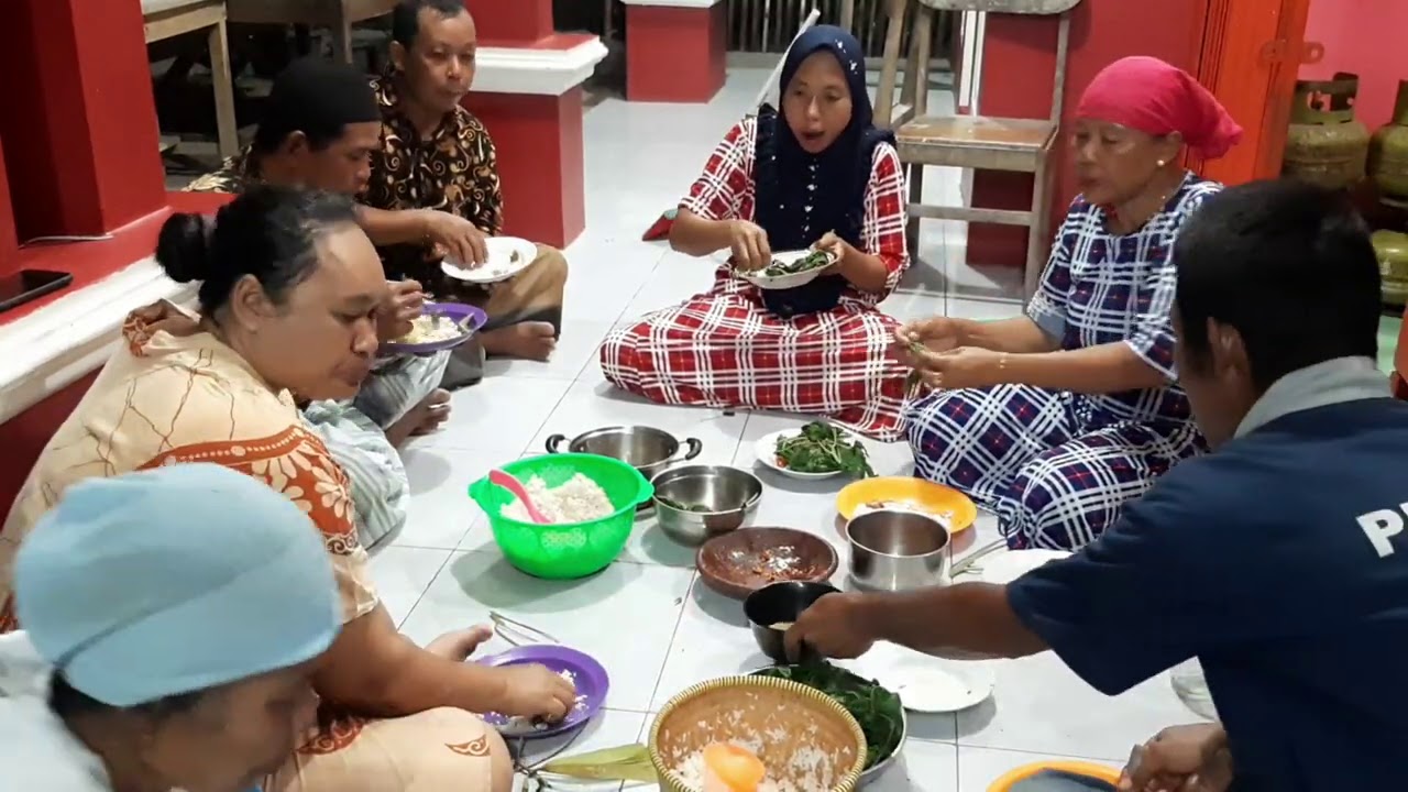 MAKAN MALAM RAME RAME DI KAMPUNG HALAMAN - YouTube