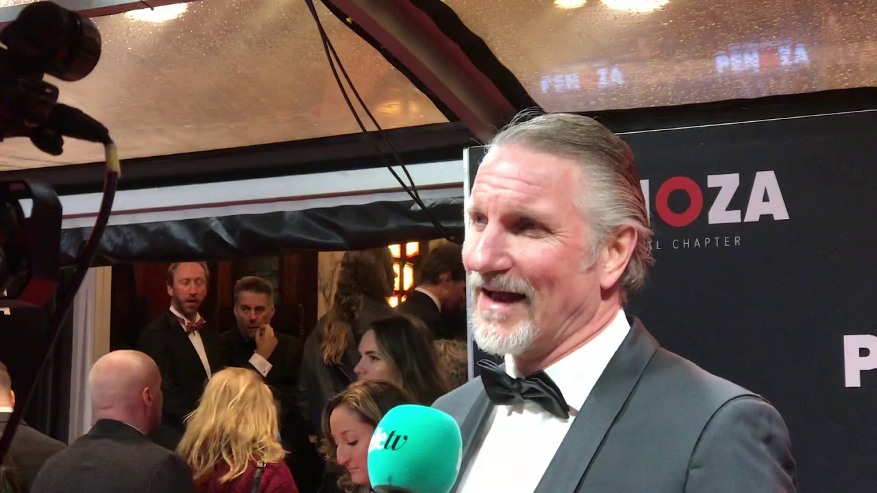 Filmpremière Penoza in Tuschinski 2019: Peter Blok wordt geïnterviewd ...