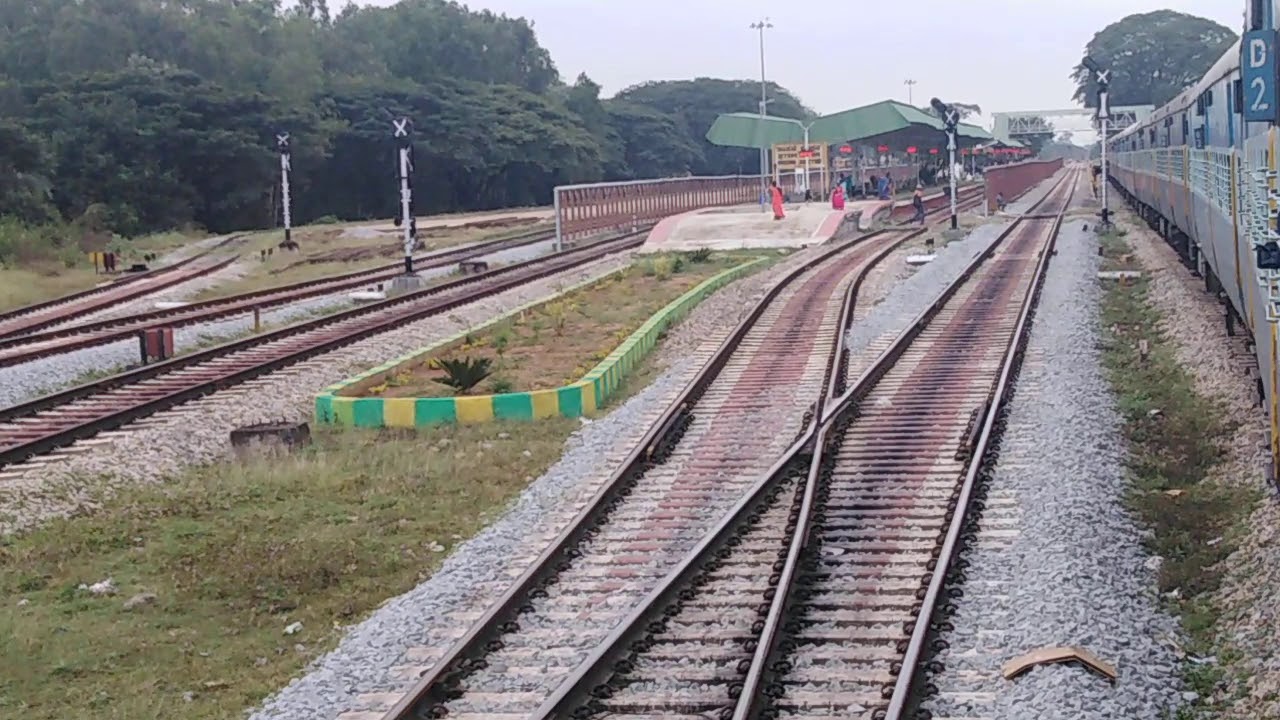Yesvantpur karwar express entering Hassan Jn | Train curves and passes ...
