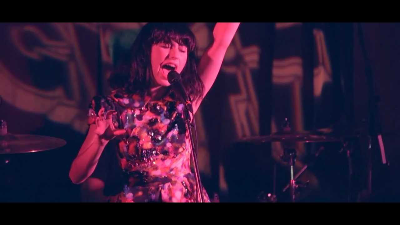 Kimbra - "Settle Down" (Kimbra At School Night) - YouTube