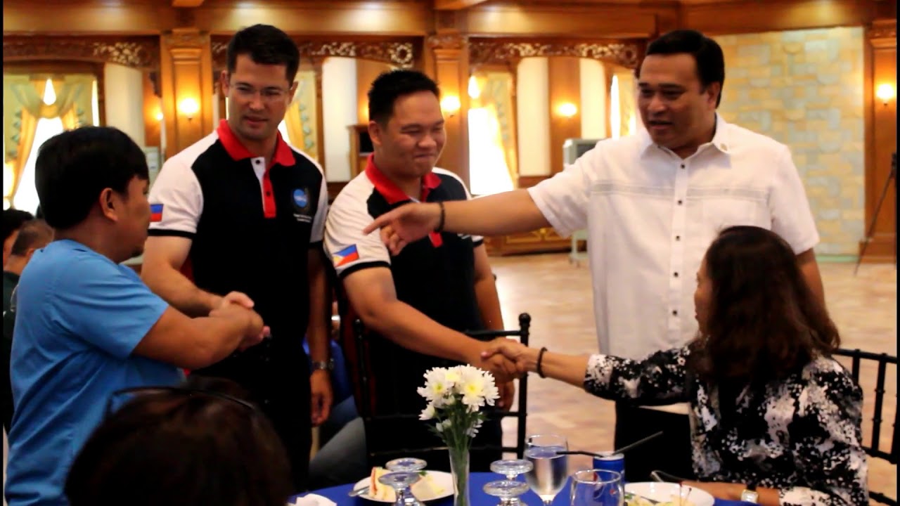 Dane Wicker of Hawaii State Senate tours Pangasinan capitol - YouTube