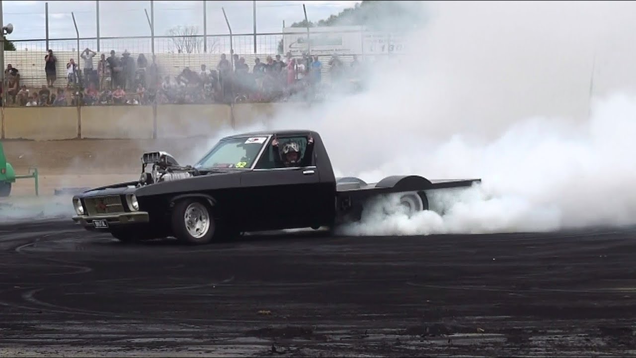 BRUTAL BLOWN V8 UTE BURNOUT AT UBC 6 AVALON SPEEDWAY 15.3.2014 - YouTube