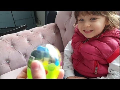 Fatih Selim annesiyle kuaföre gitmiş sürpriz bir yumurta açıyoruz,içinden ne çıkmış