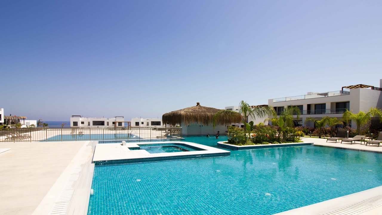 Stunning 2 bedroom holiday apartment within a holiday complex with sea ...