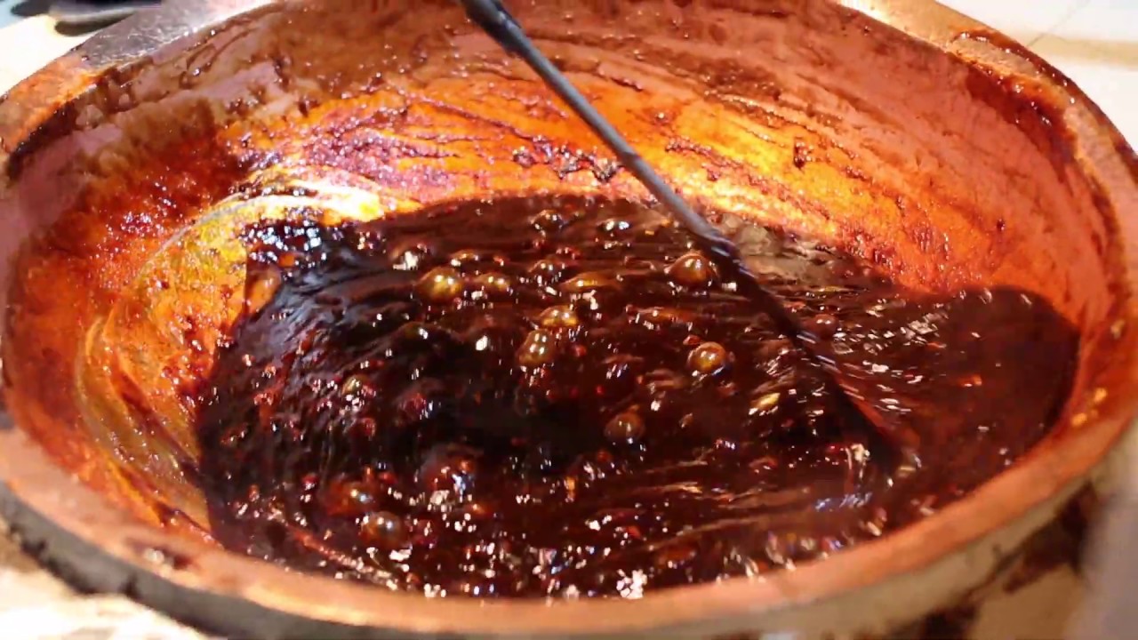 Traditional Omani Halwa at Muscat Festival - YouTube