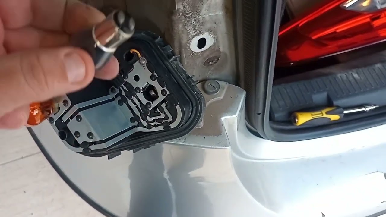 Cómo Cambiar Lámparas Traseras de Renault Fluence - YouTube