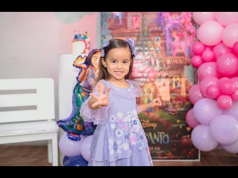 ENCANTO - La familia Madrigal en la fiesta de Ana Sofia - YouTube
