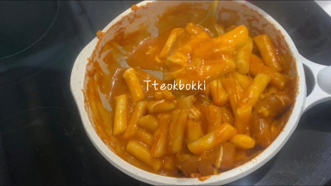 Simple meal (tteokbokki) - YouTube