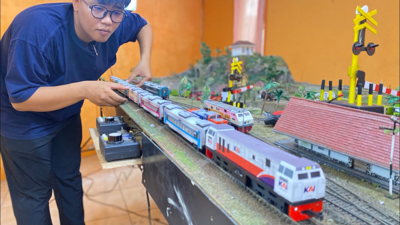 Merakit Kereta Api Panjang Cc206 Double Mesin Deloco Rangkaian Gerbong ...