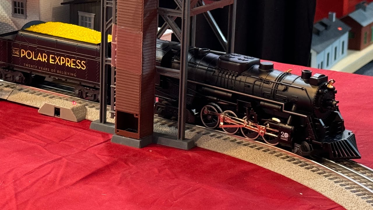 Lionel 2423030 LionChief Polar Express 20th Anniversary Set - YouTube