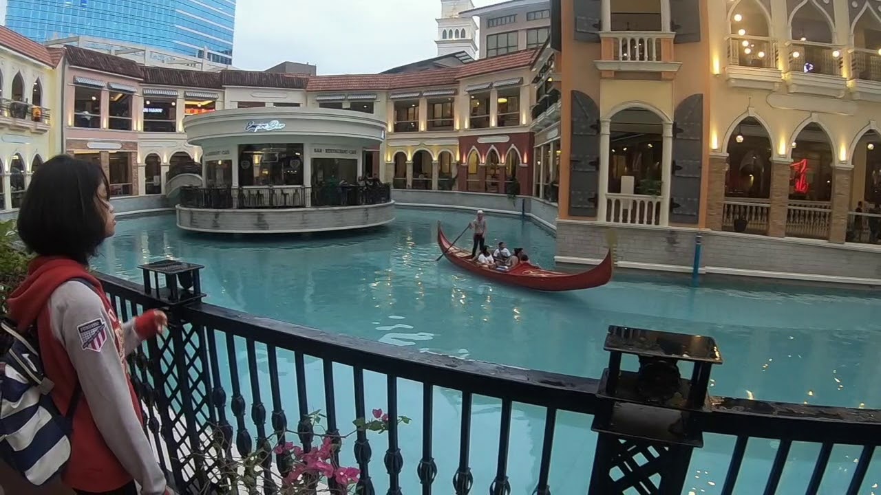 Venice Grand Canal-BGC with Dippy and Dani - YouTube