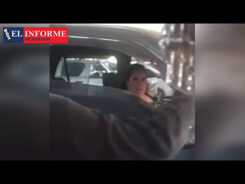 Video completo de mujer que impide a caponero salir de parqueo en Plaza ...