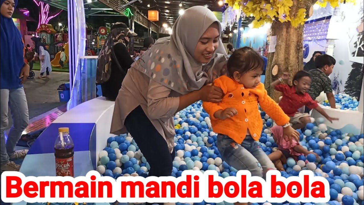 Mainan mandi bola, anak kecil mandi bola-bolaan, Seru nya mandi bola ...
