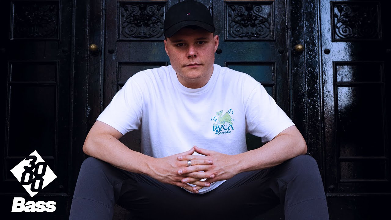 Sisko - Arrival - YouTube