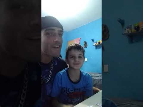 Filmando agente assistindo tente não rir com castigo se rir...
