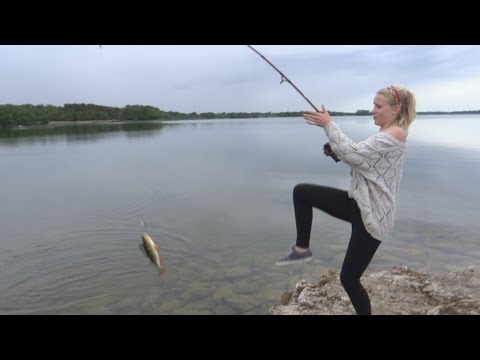Teenage girl fishing for the first time and catches huge perch. Девушка ловит огромных окуней.