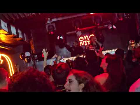 Travis Clark ( We The Kings ) sings Check Yes Juliet @ Emo Nite ...