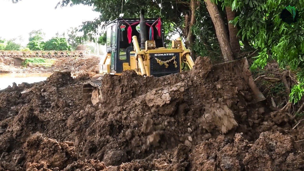 Best For Driving a Komatsu D50P Dozer Pushing The Clay & Dumping To ...