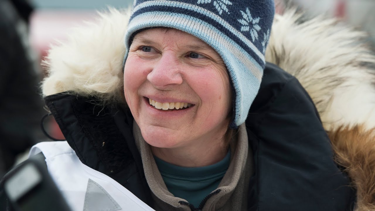 Two-time Red Lantern winner Ellen Halverson starts Iditarod 2016 - YouTube
