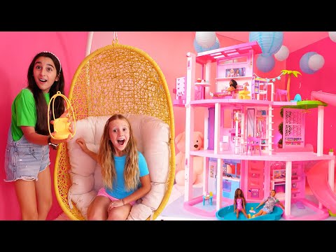Nastya dan Evelyn berpura-pura memainkan tantangan Barbie - Koleksi video untuk anak-anak