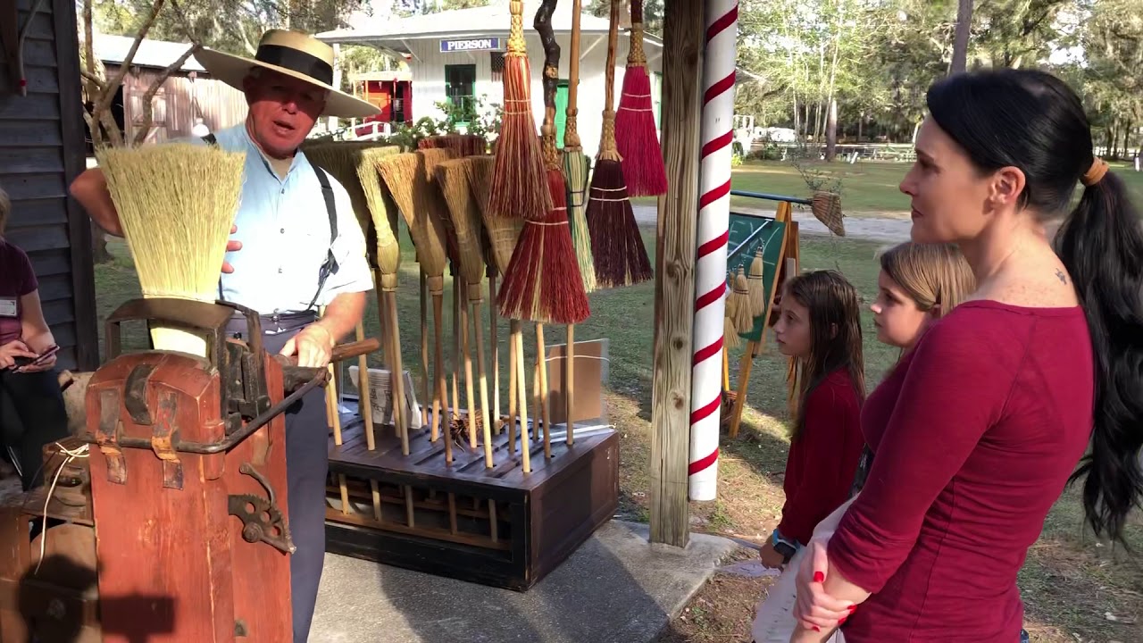 How to Make a Straw Broom! Old Fashion! - YouTube