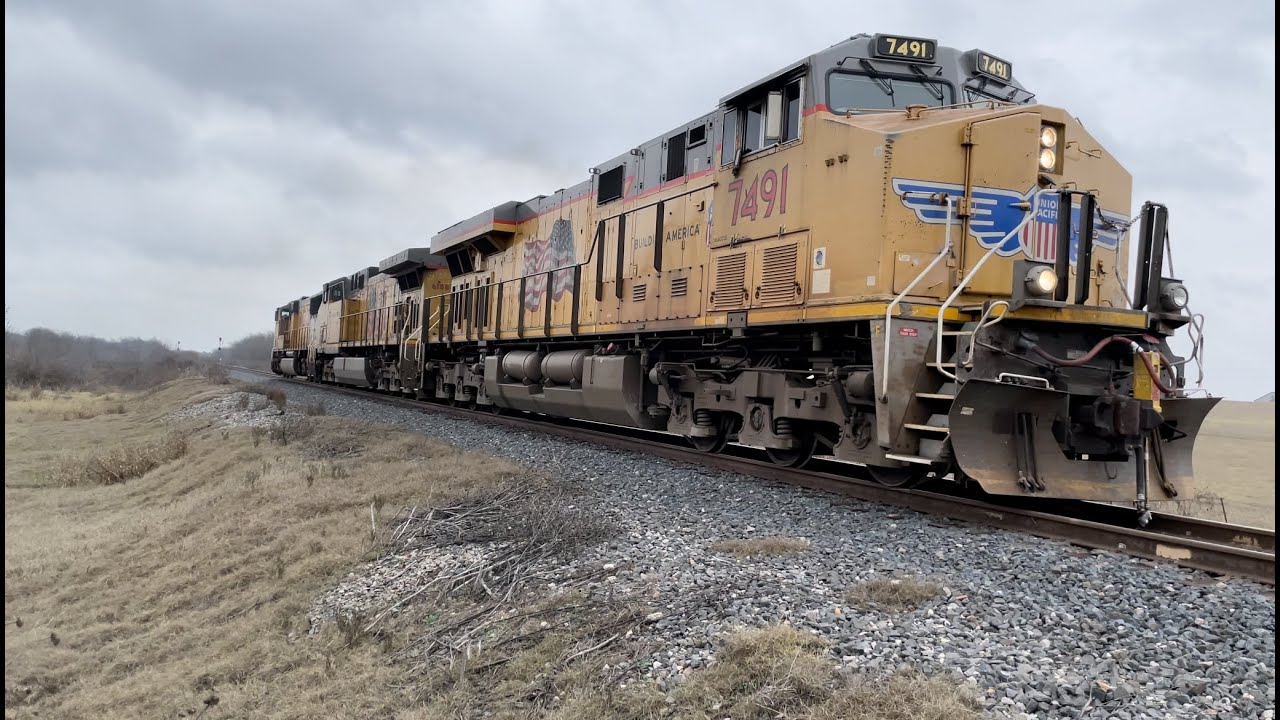 UP 7491 w/ Fouled K5HL leads light power move - YouTube