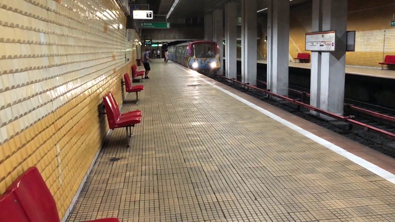 Rama de metrou IVA in stația Timpuri Noi - YouTube
