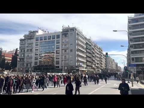 Πορεία στο κέντρο της Θεσσαλονικης για τα Τέμπη - YouTube