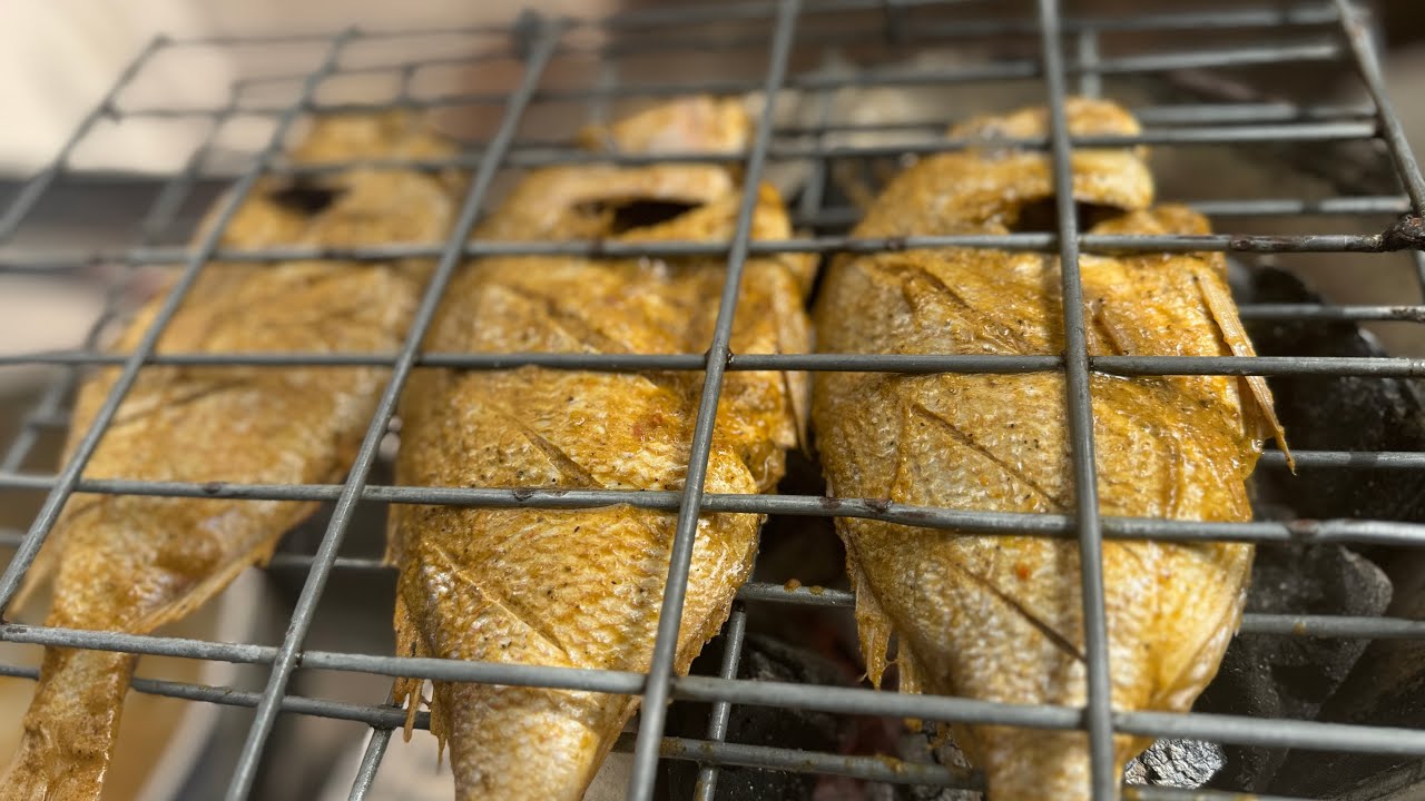 #ChefGaspard prepare yon bèl pwason boukannen nan #Sénégal - YouTube