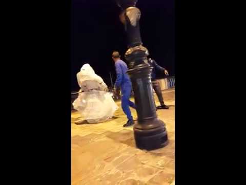 رجل مع زوجته يرقصان في وهران على أنغام الأي أي - Une Homme Avec Sa Femme Dance éy éy A Oran 2015