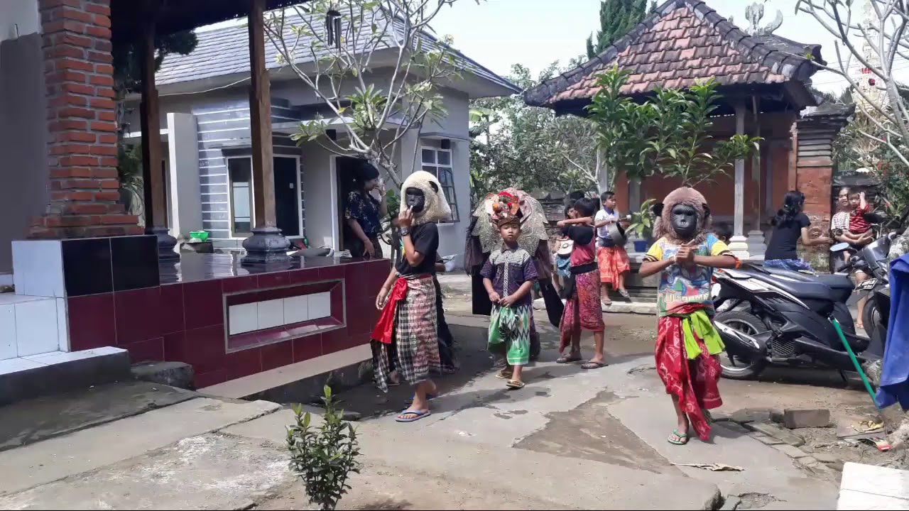Barong Bangkal Anak Anak Desa Bakas Klungkung Bali - YouTube