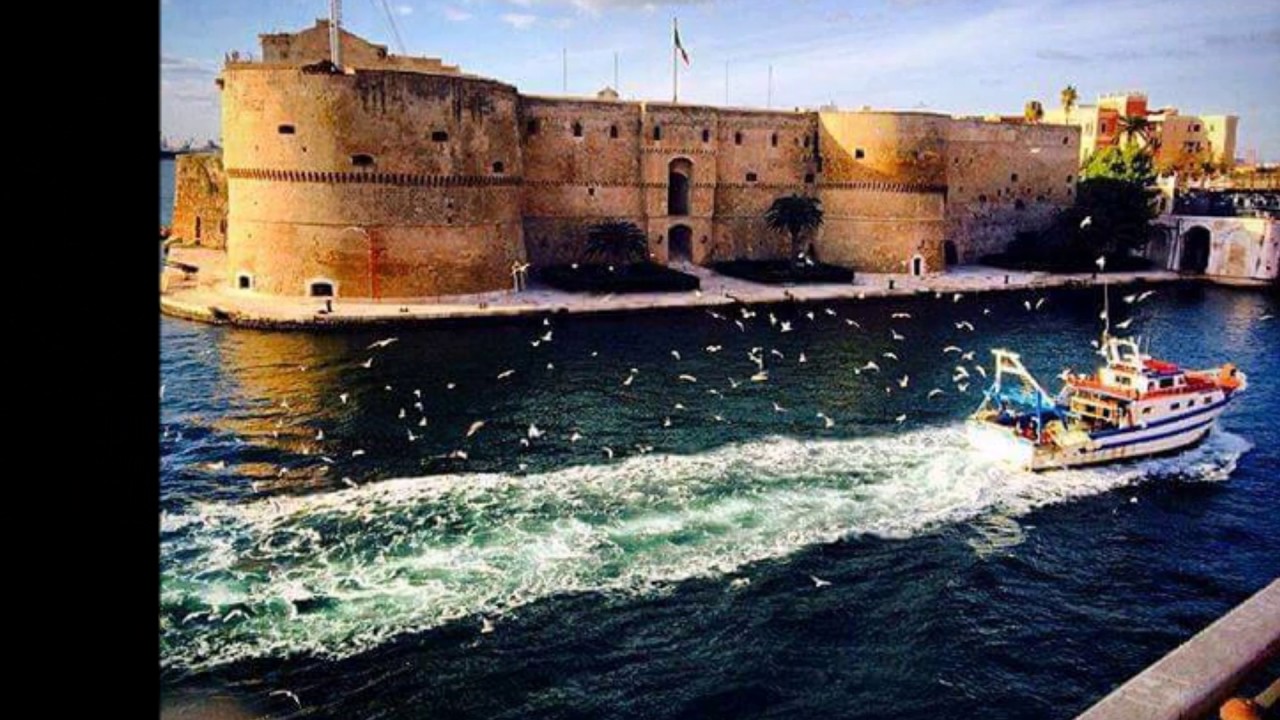 Taranto, città di mare e pescatori - YouTube