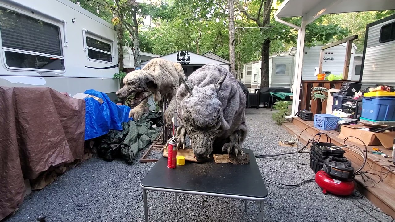 Scarefactory Animatronic Feasting Wolves (Early Test) - YouTube