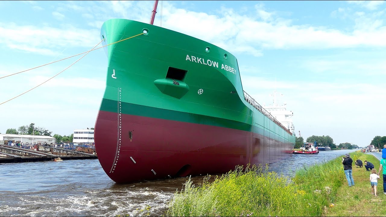 Launching of Nb.437 'Arklow Abbey' bij Shipyard Ferus Smit. - YouTube