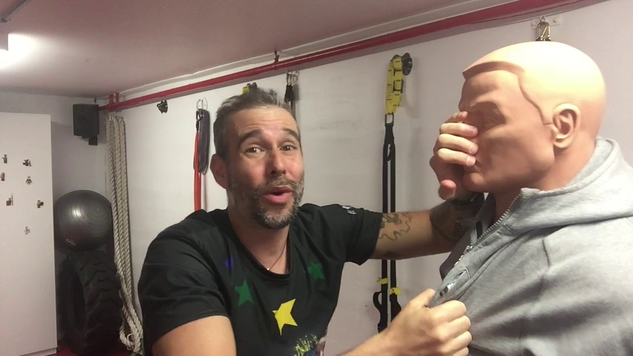 How to TRAP AND STRIKE IN A STREET FIGHT - YouTube