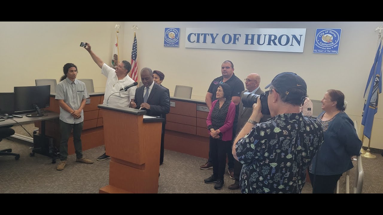 Una Pregunta dice El Señor Rojo al Alcalde Rey León en Huron CA Mayo 26 ...