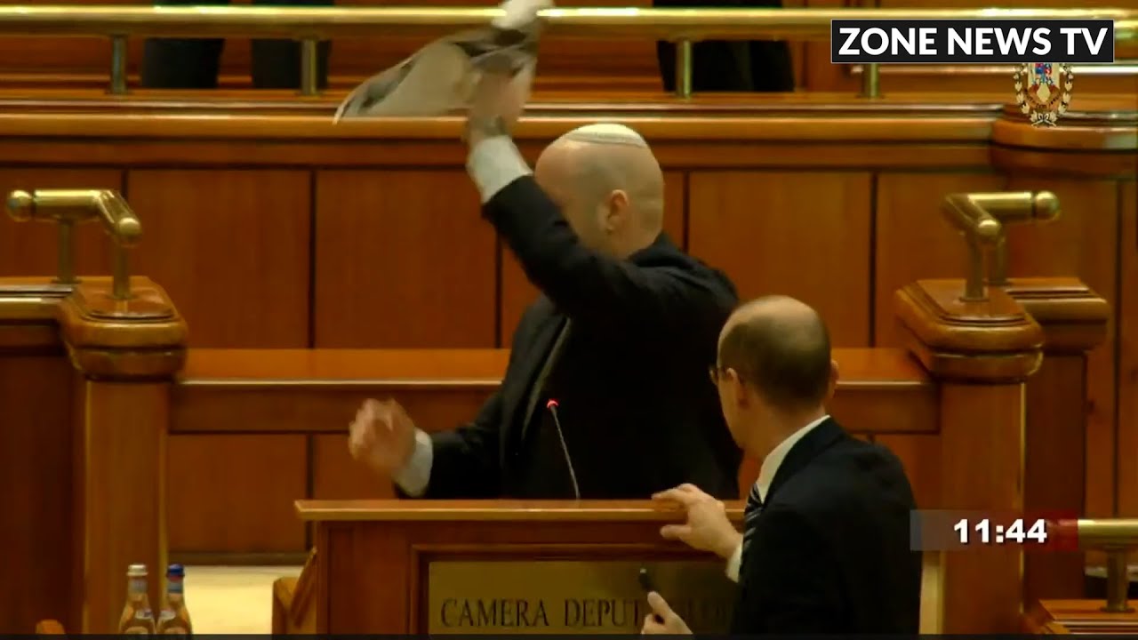 Scandal uriaș în parlament după ce deputatul Silviu Vexler a rupt poza ...