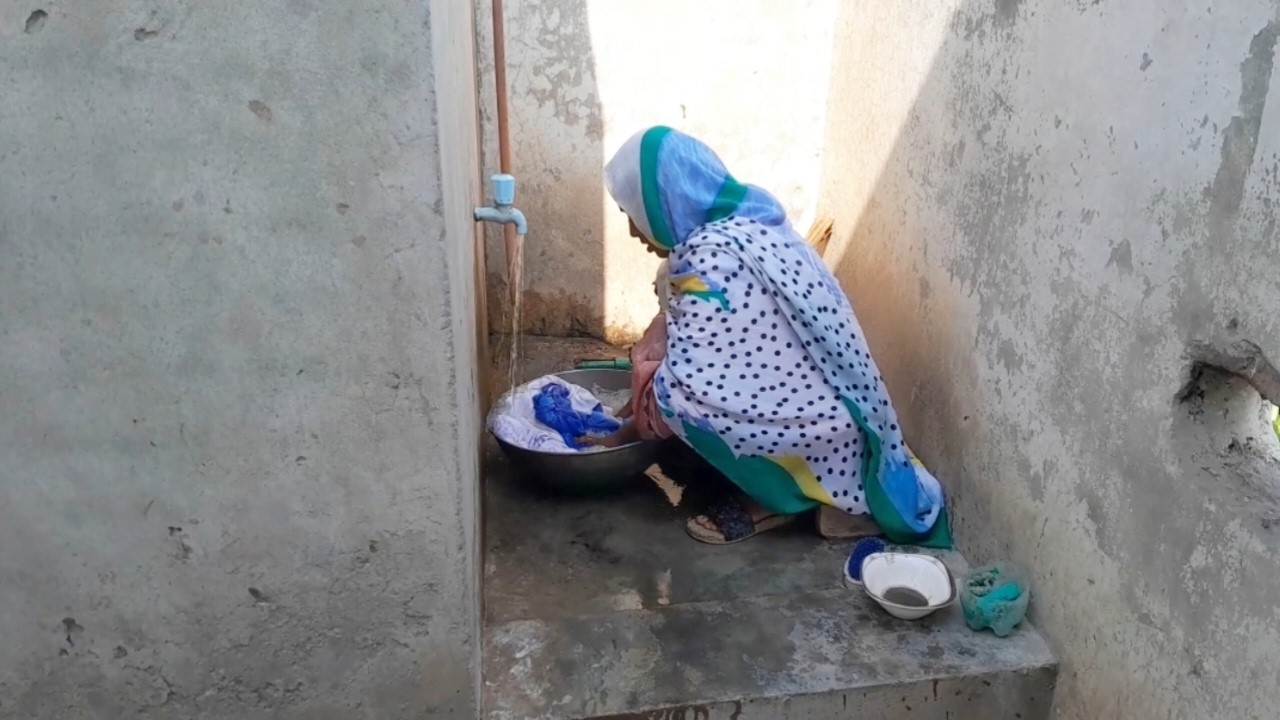 clothes washing vlog | ☀| Punjabi village Lifestyle || pakistani Hifza ...