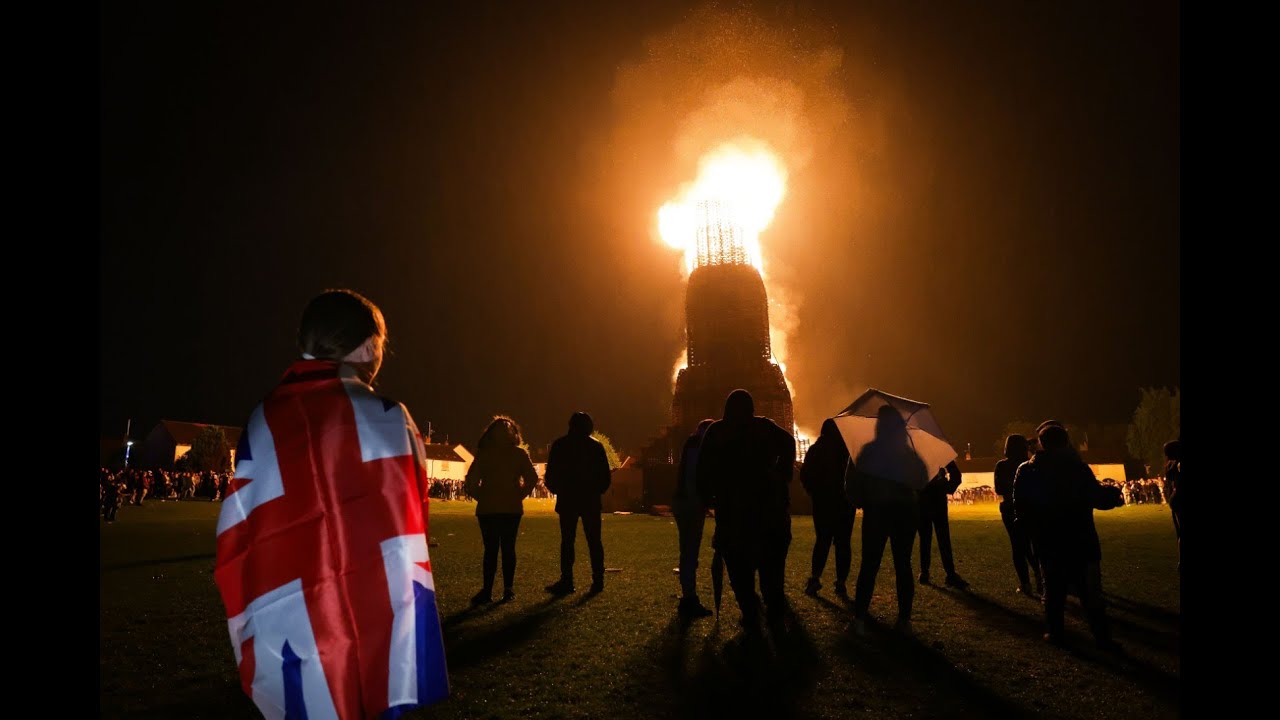 Twelfth of July celebrations begin with Portadown bonfire - YouTube