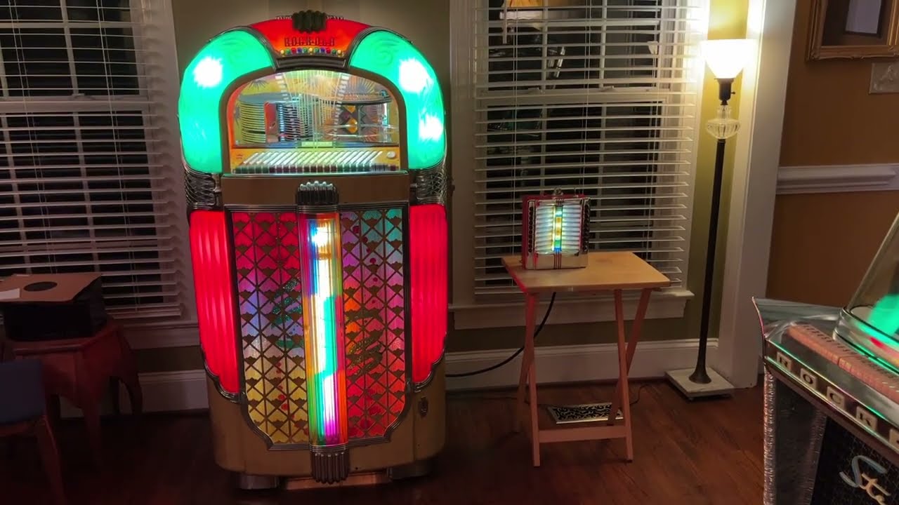 Rock-Ola 1536 wallbox & Rock-Ola 1428 Jukebox - YouTube