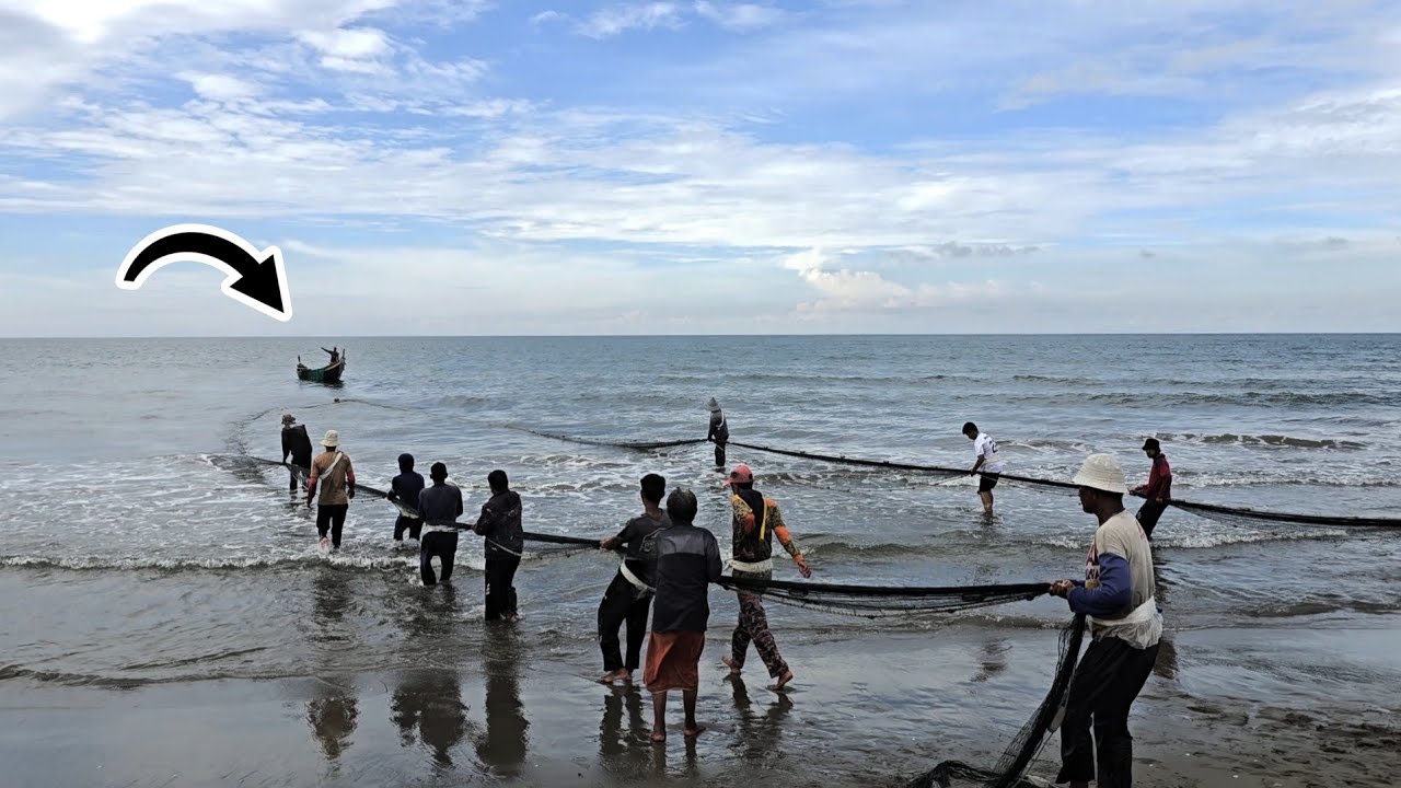 Jaring Pukat Lingkar Pantai Nelayan Aceh Menangkap Ikan Laut Jangka ...