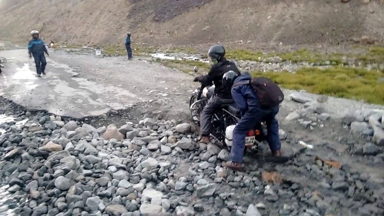 Leh Ladakh road trip 2016 | Classic bullet 350 got stuck in the mud ...