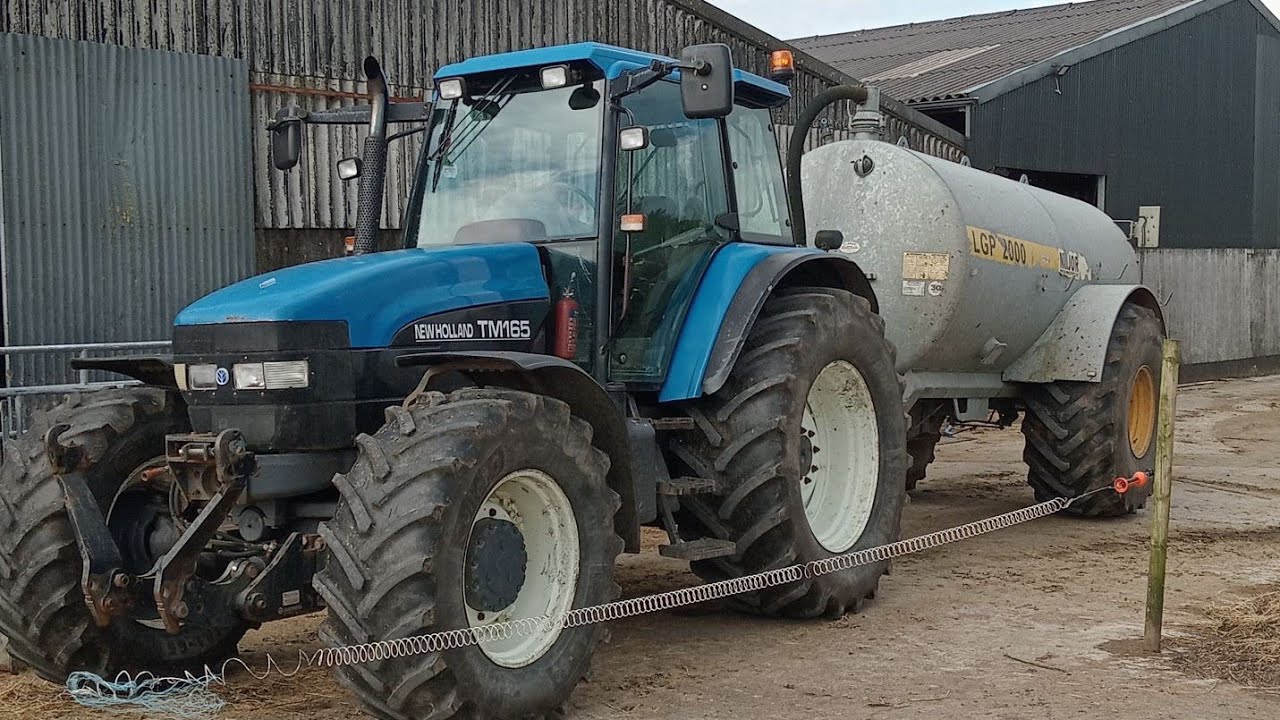 TM165 spreading slurry 2000g major tanker - YouTube