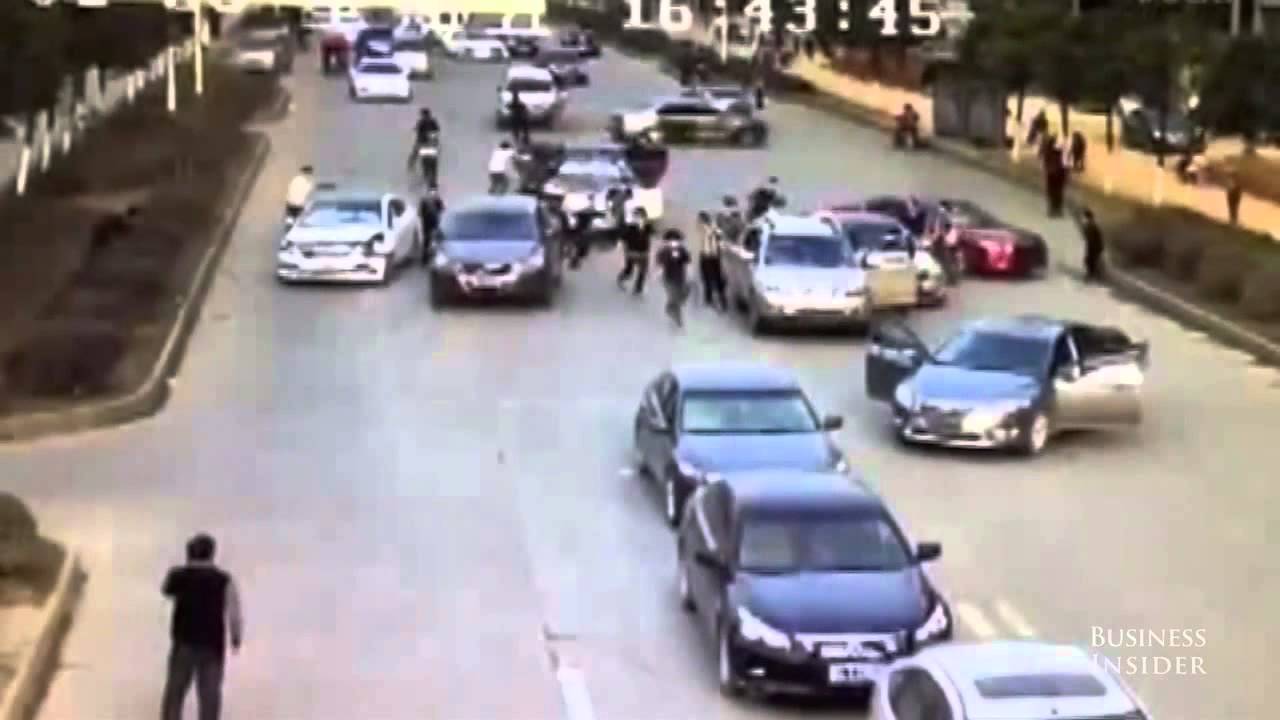 Watch 2 armed gangs fight on a busy road in China Kopyası - YouTube